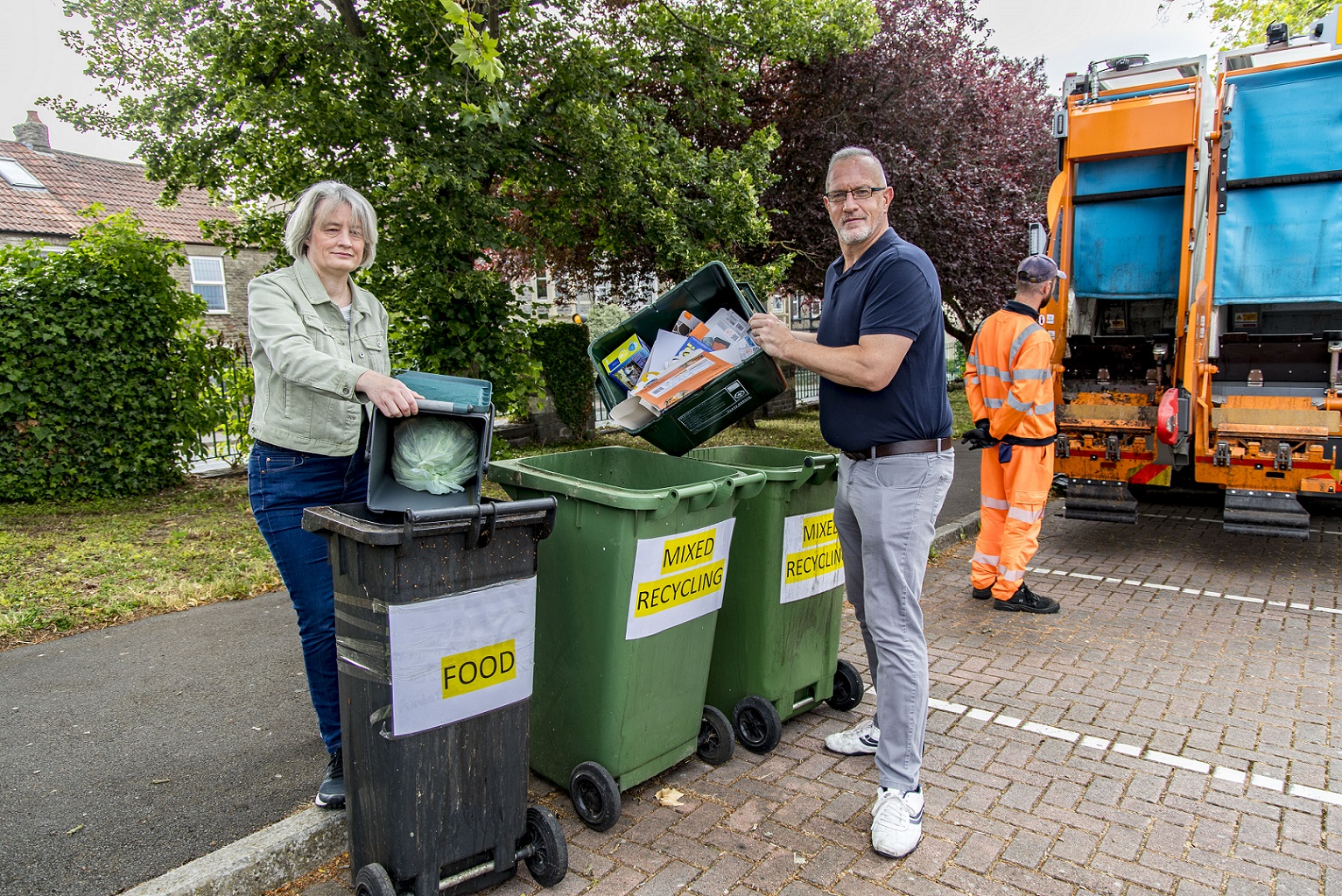 Council sets up 'deposit points' for recycling during bin strike ...
